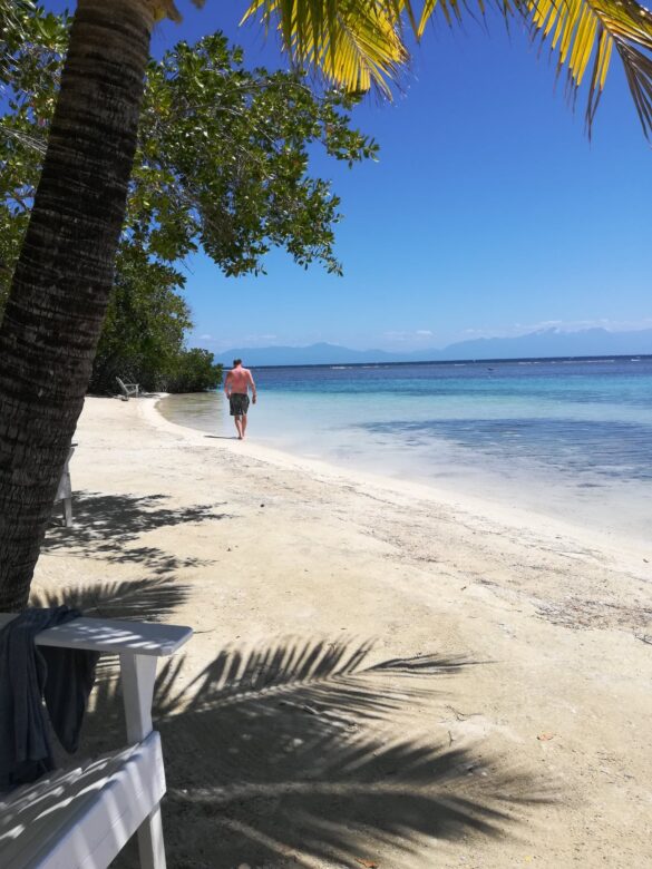 Travel Guide to Utila Honduras - The Backpacking Housewife